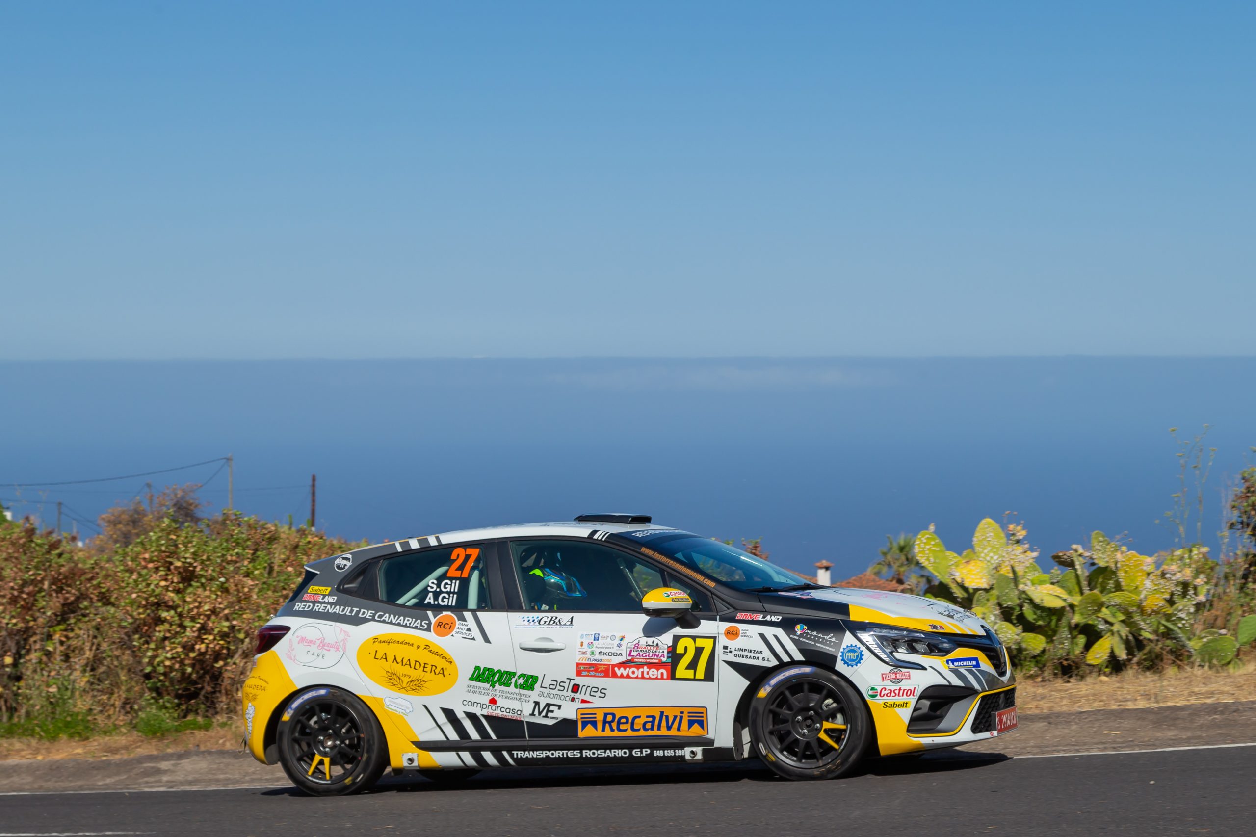 Sebastián y Adrián Gil inician su lucha por el subcampeonato en la Clio ...